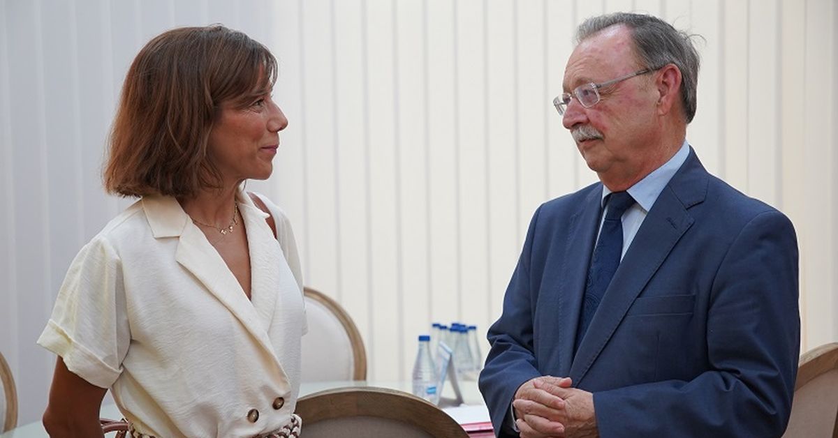 El presidente Juan Vivas recibe y felicita a la deportista ceutí María ...
