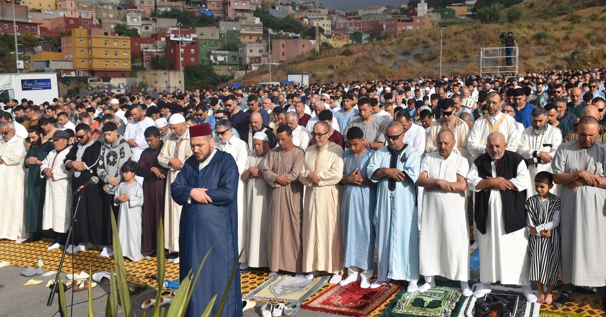 Devoción y respeto en otro rezo multitudinario en Ceuta