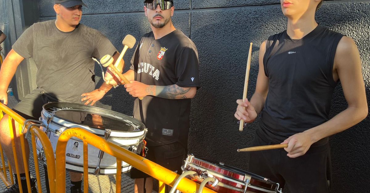 ‘Corteo’ de los ceutíes para animar a su equipo cerca del ‘Murube’